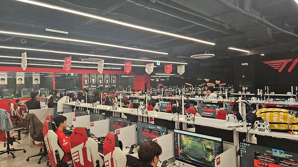 T1 PC방 찾은 '뱅', 팬과 함께한 랜 파티 현장