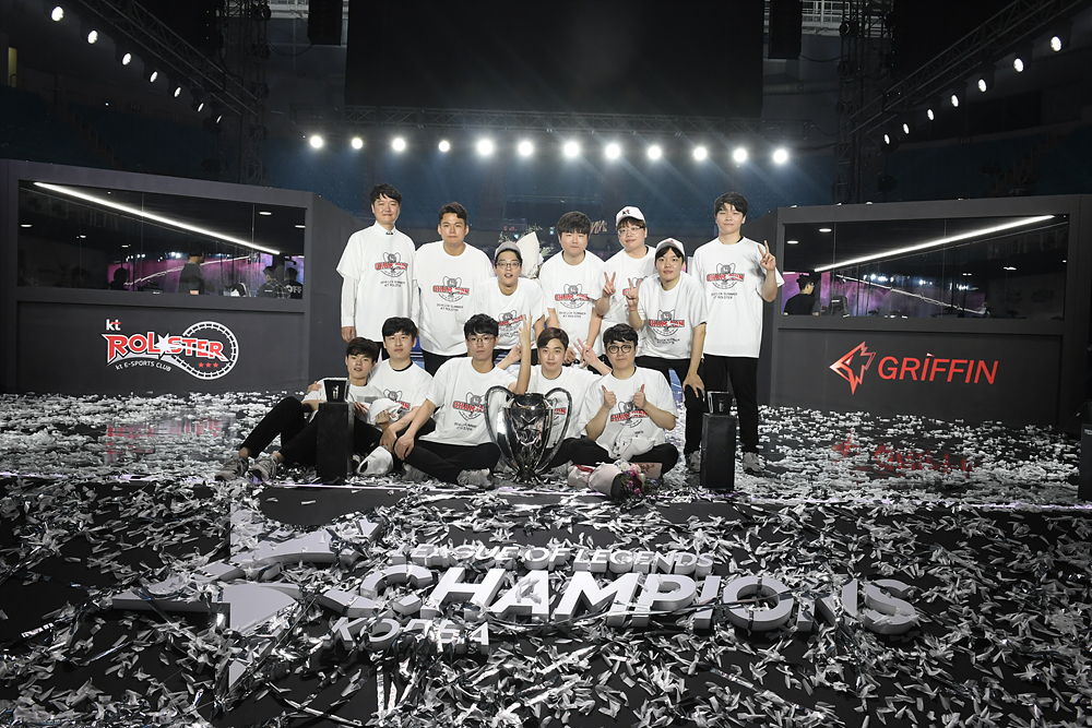 2018 LCK 최강자 kt 롤스터, 우승컵 들어올려